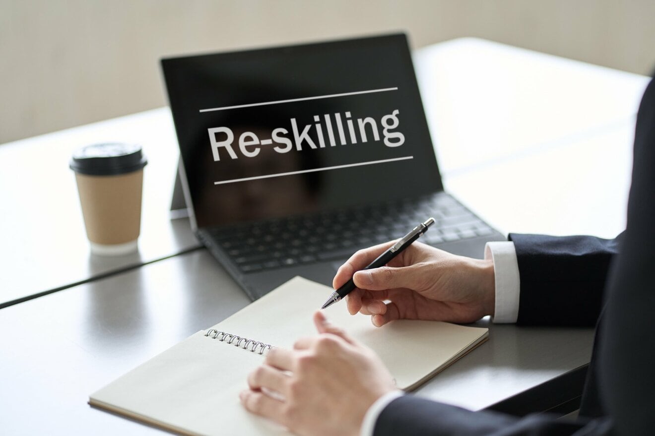 40歳は人生の折り返し地点？ 「リスキリング」は果たして仕事の悩み解消に役立つか、これから身に着けるべきスキルとは(1/3) | Finasee（フィナシー）